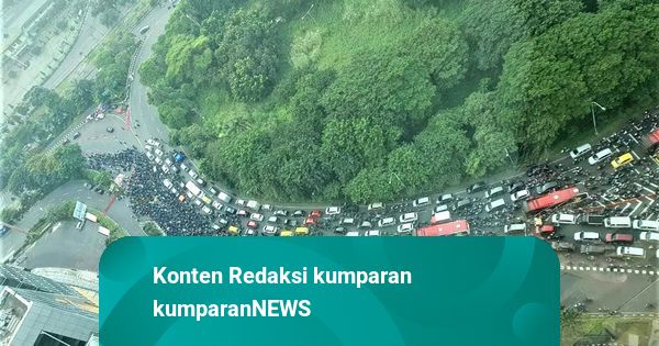 Perbatasan Surabaya-Sidoarjo Macet Parah di Hari Pertama PSBB | kumparan.com